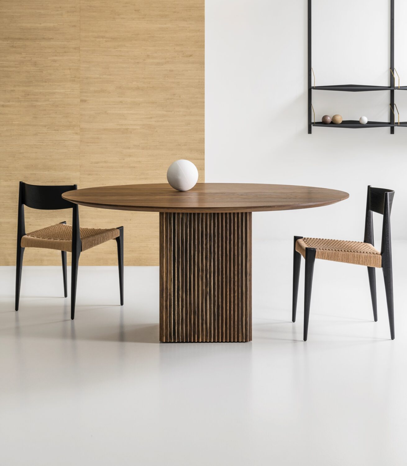 DK3 Ten Table Round - Smoked Oak. Ø140cm. - Ølen Møbel