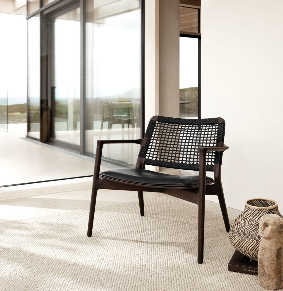 -35% Vipp 488 Cabin Lounge chair - Dark oak - Black leather. - Ølen Møbel