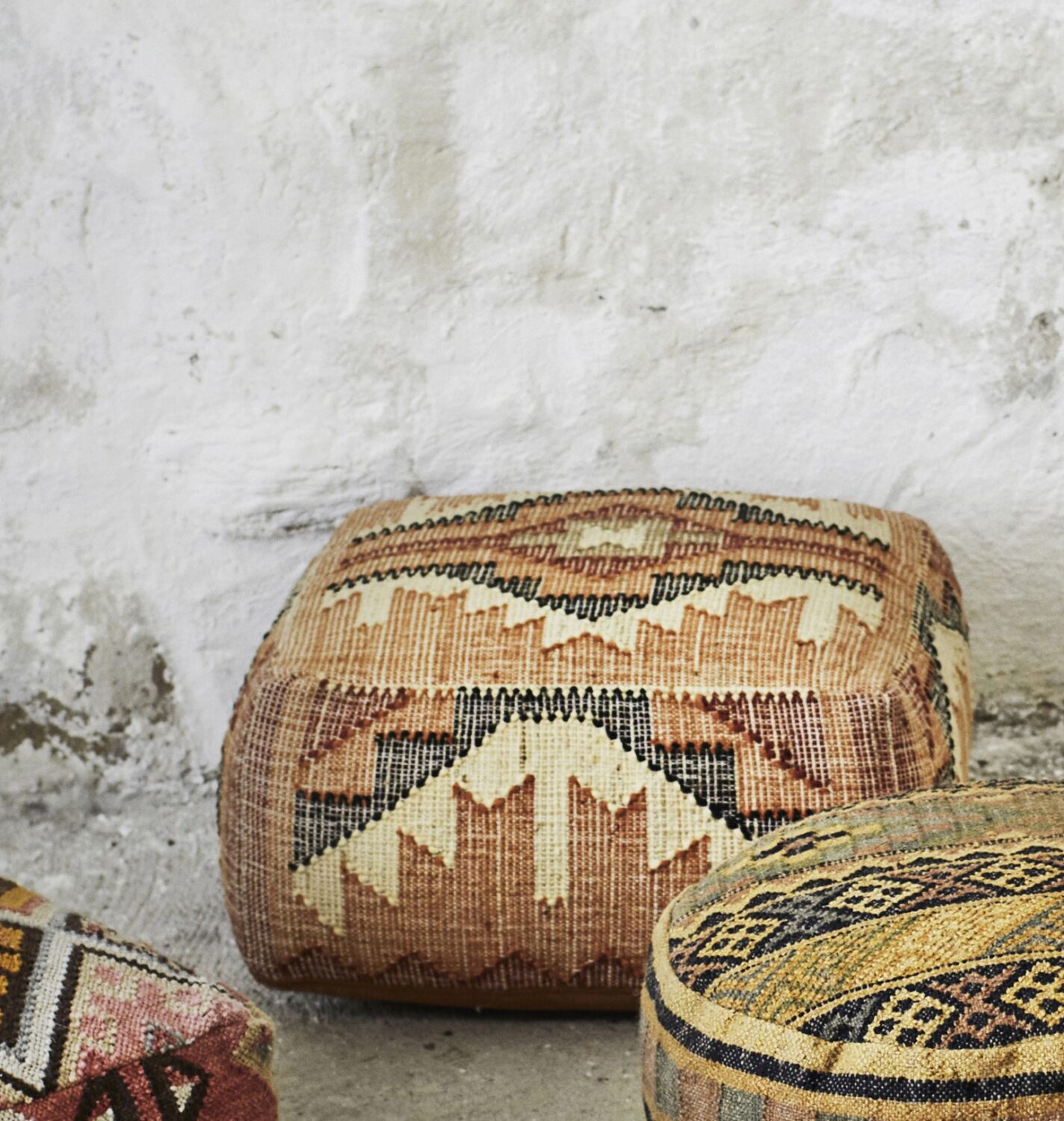 Kelim Wool puff - Orange/burnt red/sand/black. 60x60x35cm. - Ølen Møbel