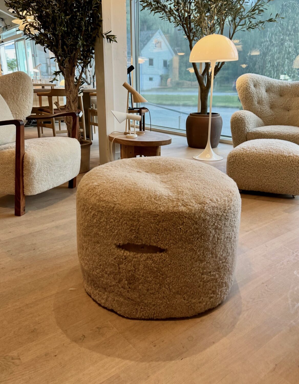 Shepherd Eva mjuk puff - Fårskinn - Sand. Ø60cm. Høyde 40cm - Ølen Møbel