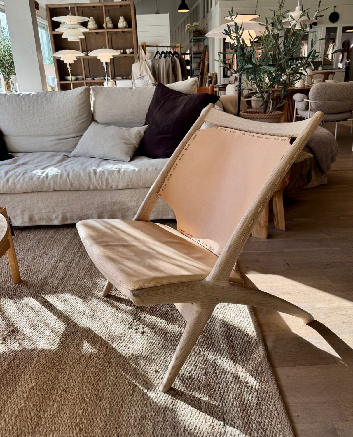 Eikund Krysset Lounge chair - Oak Soap - Natural Leather. - Ølen Møbel